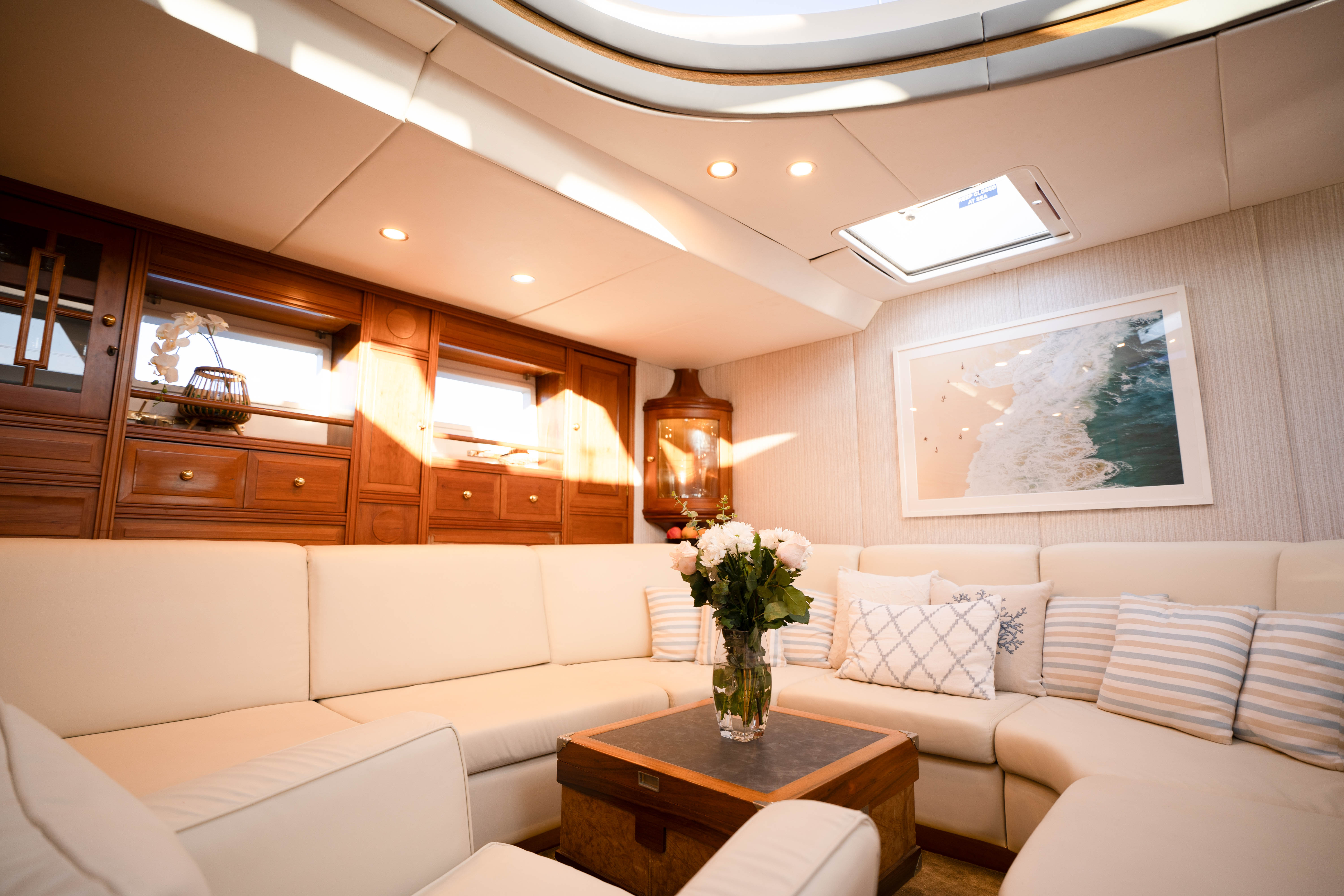 YQUEM - Main Salon Lounge – Luxury Yacht Browser | by CHARTERWORLD Superyacht Charter